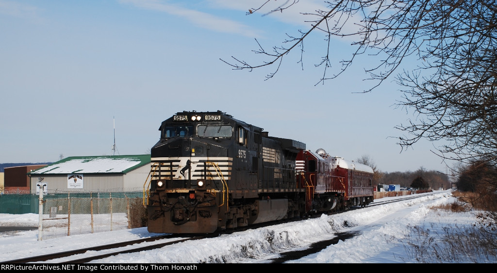 NS 905 heads west around 3 PM on MAIN 2 via NS's LEHL